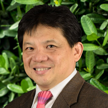 Dr. Lim Chong Hee trained in cardiothoracic surgery